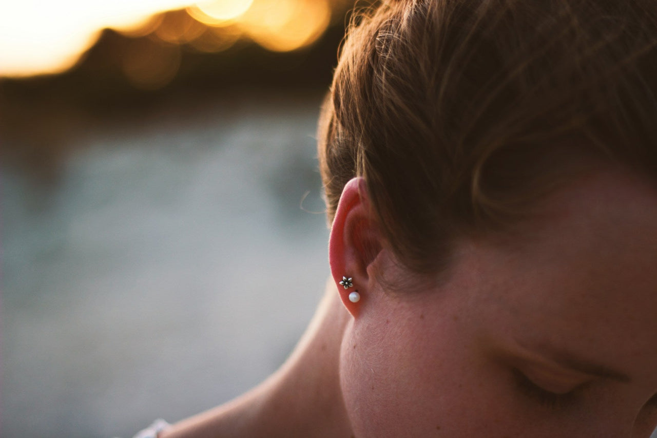 Spot Metal Allergy, Infection, Or Irritation In Ears
